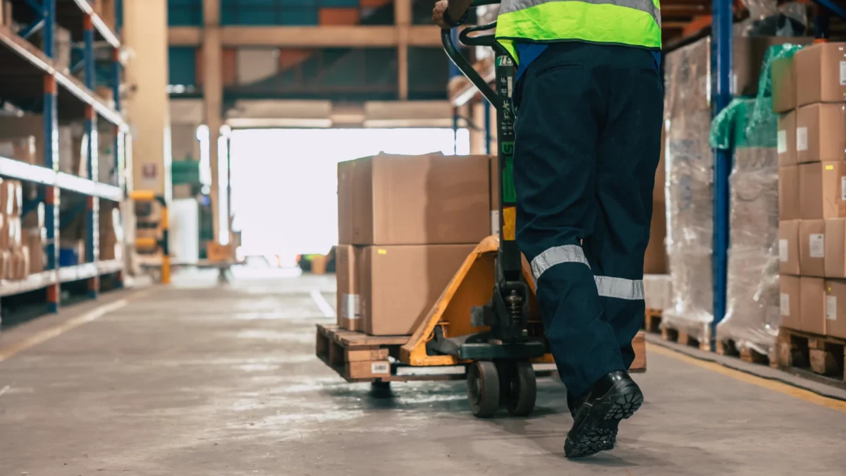 What affects pallet delivery costs in 2026?